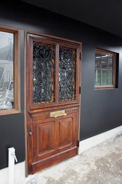 アンティークドアで玄関をおしゃれに変身させよう - IZILOOK